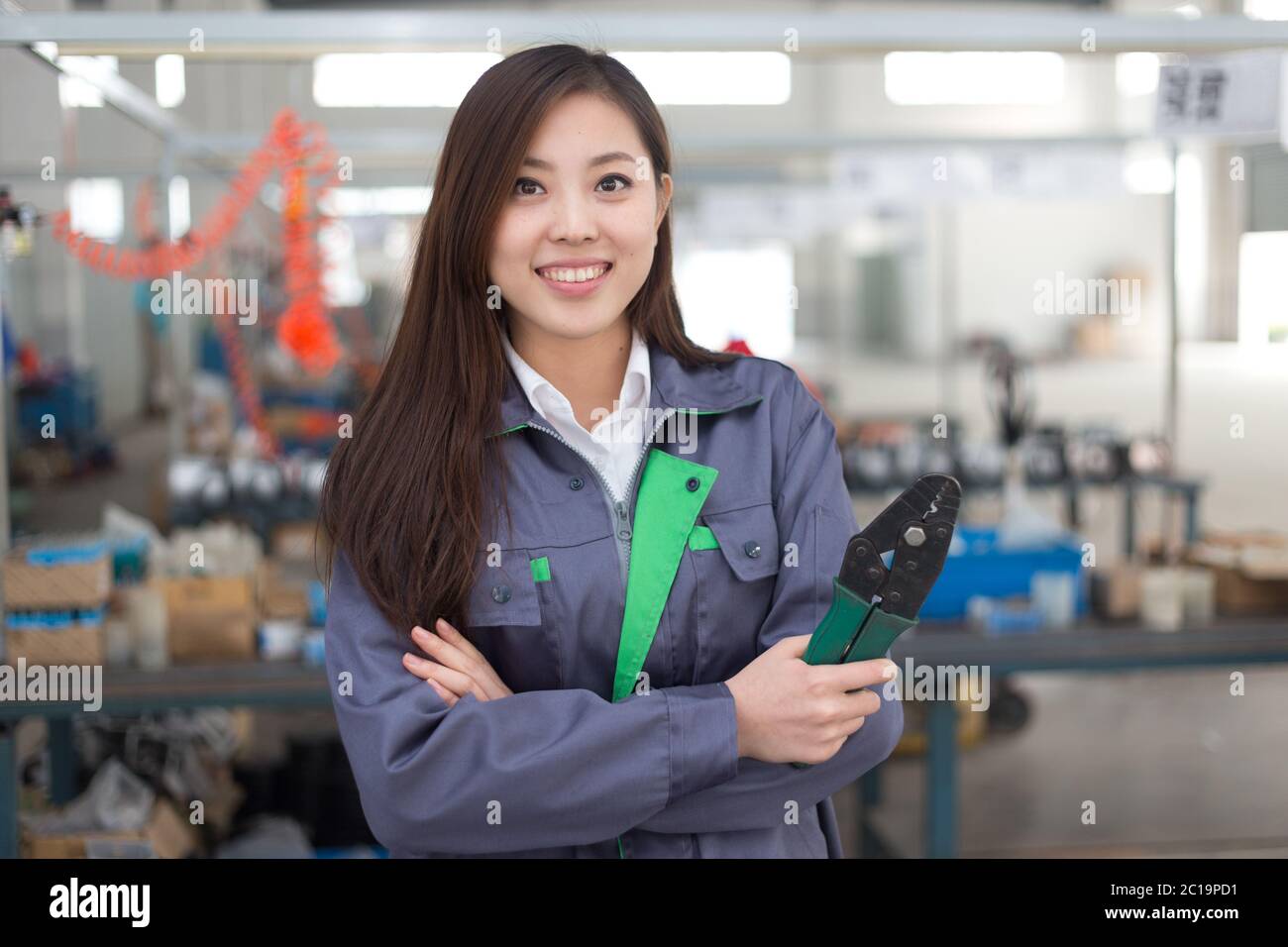 Woman clipboard in workshop hi-res stock photography and images - Alamy