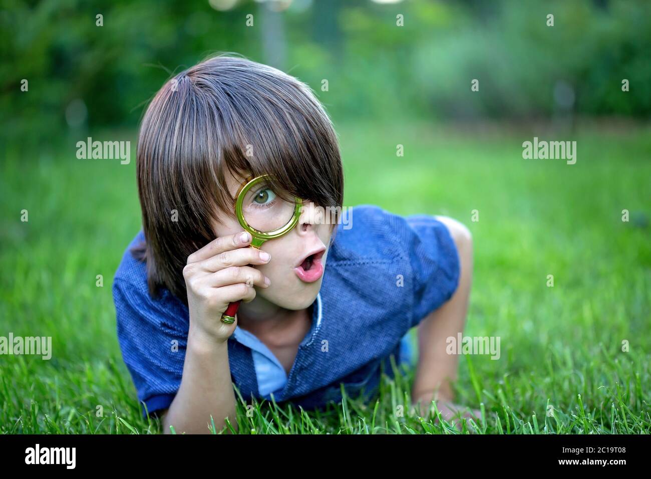 Child magnifying glass insect hi-res stock photography and images - Alamy