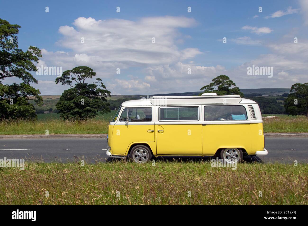 Vw t2 bay window devon moonraker rhd hi-res stock photography and ...