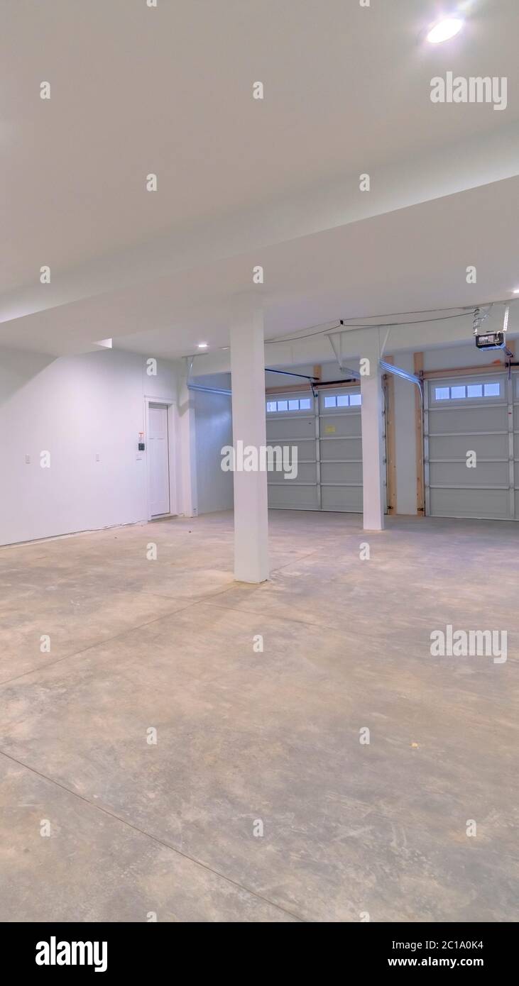 Garage interior empty doors hi-res stock photography and images - Alamy
