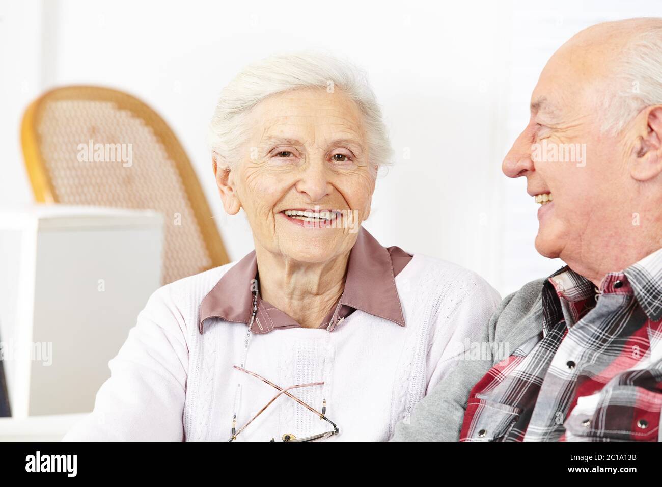 Happily senior citizens couple hi-res stock photography and images - Alamy