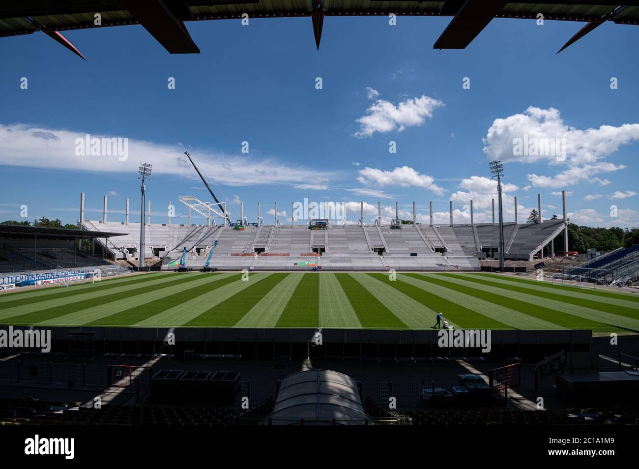 The roof and roof structure of the versus straight is erected. GES ...