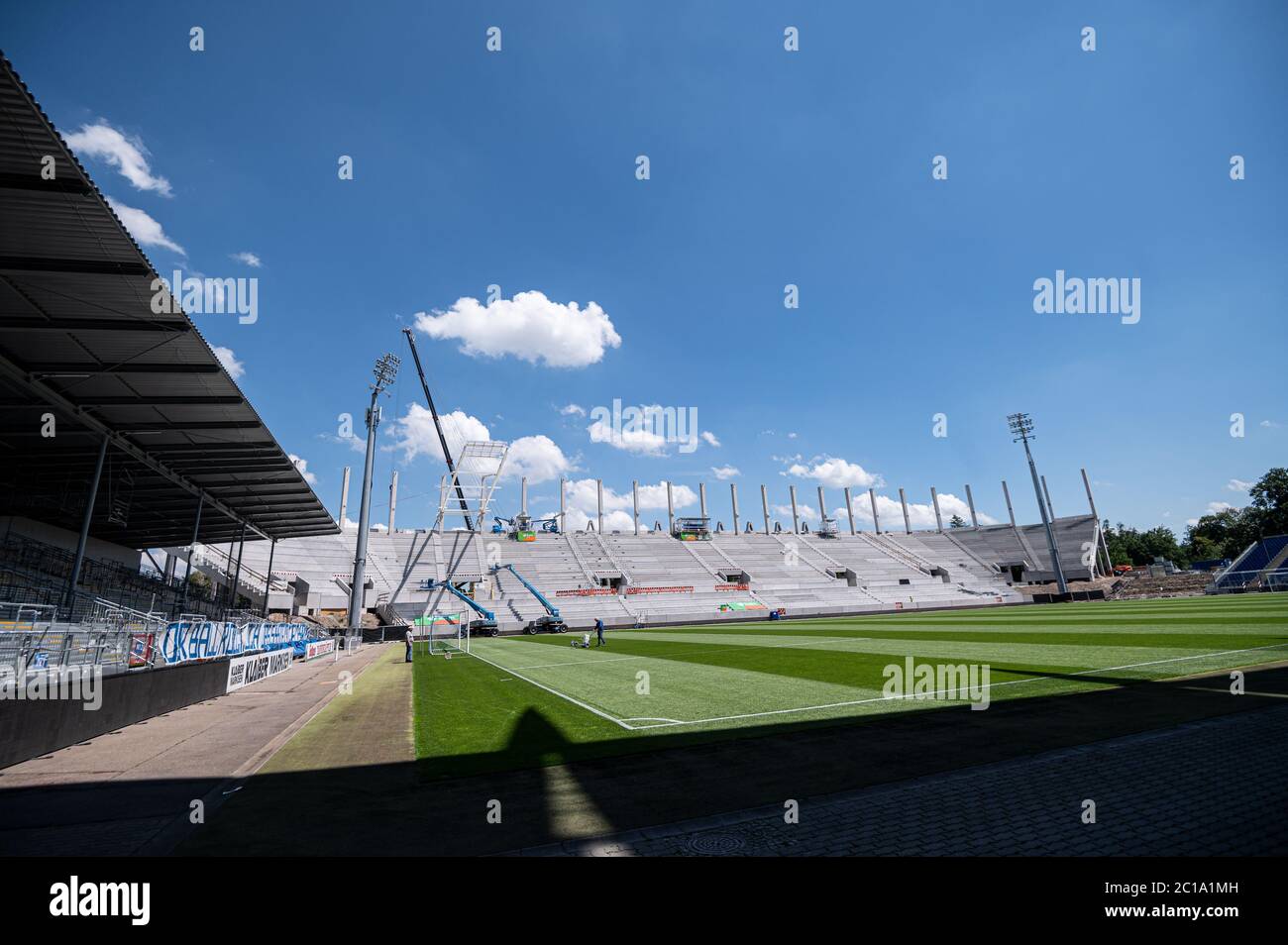 The roof and roof structure of the versus straight is erected. GES ...