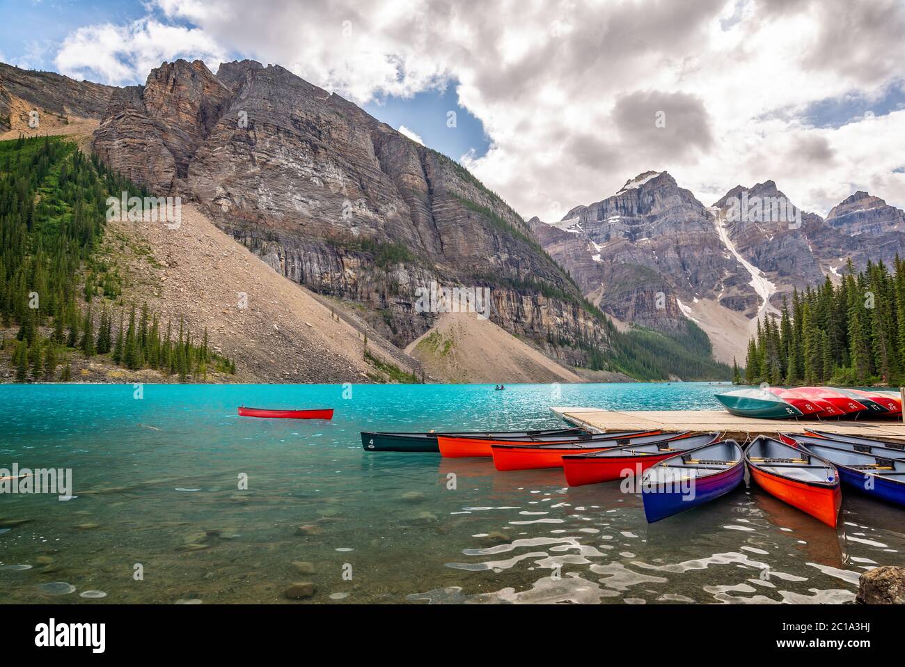 Canoes in lake louise hi-res stock photography and images - Alamy
