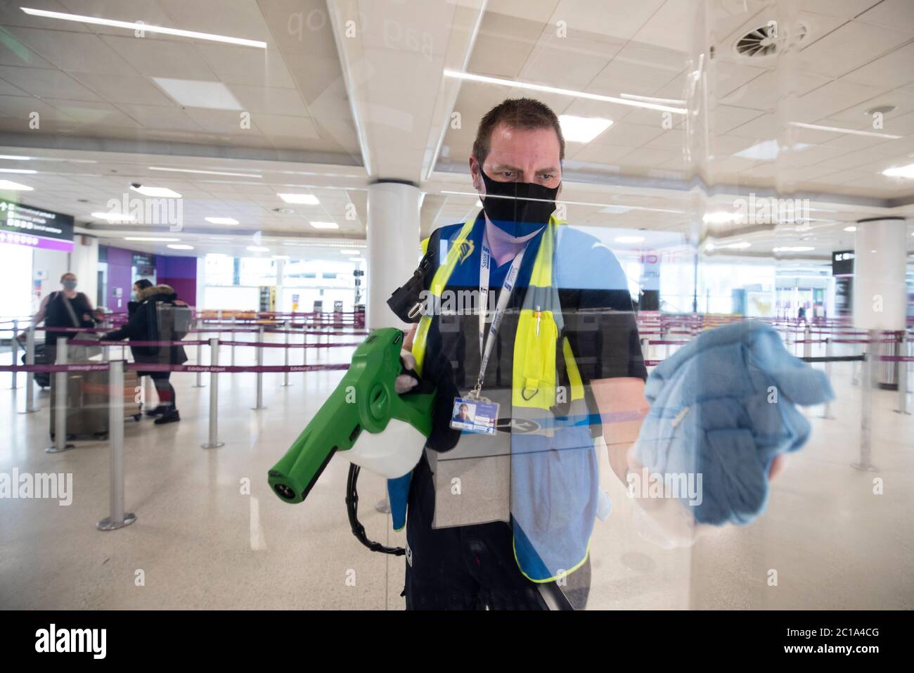 Screens check in desks hi-res stock photography and images - Alamy