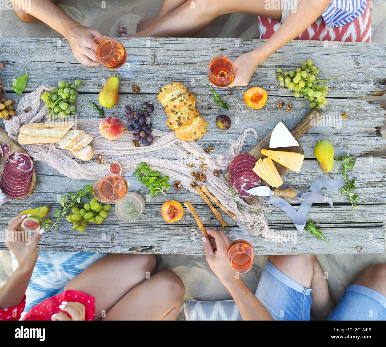 Bbq beach family hi-res stock photography and images - Alamy