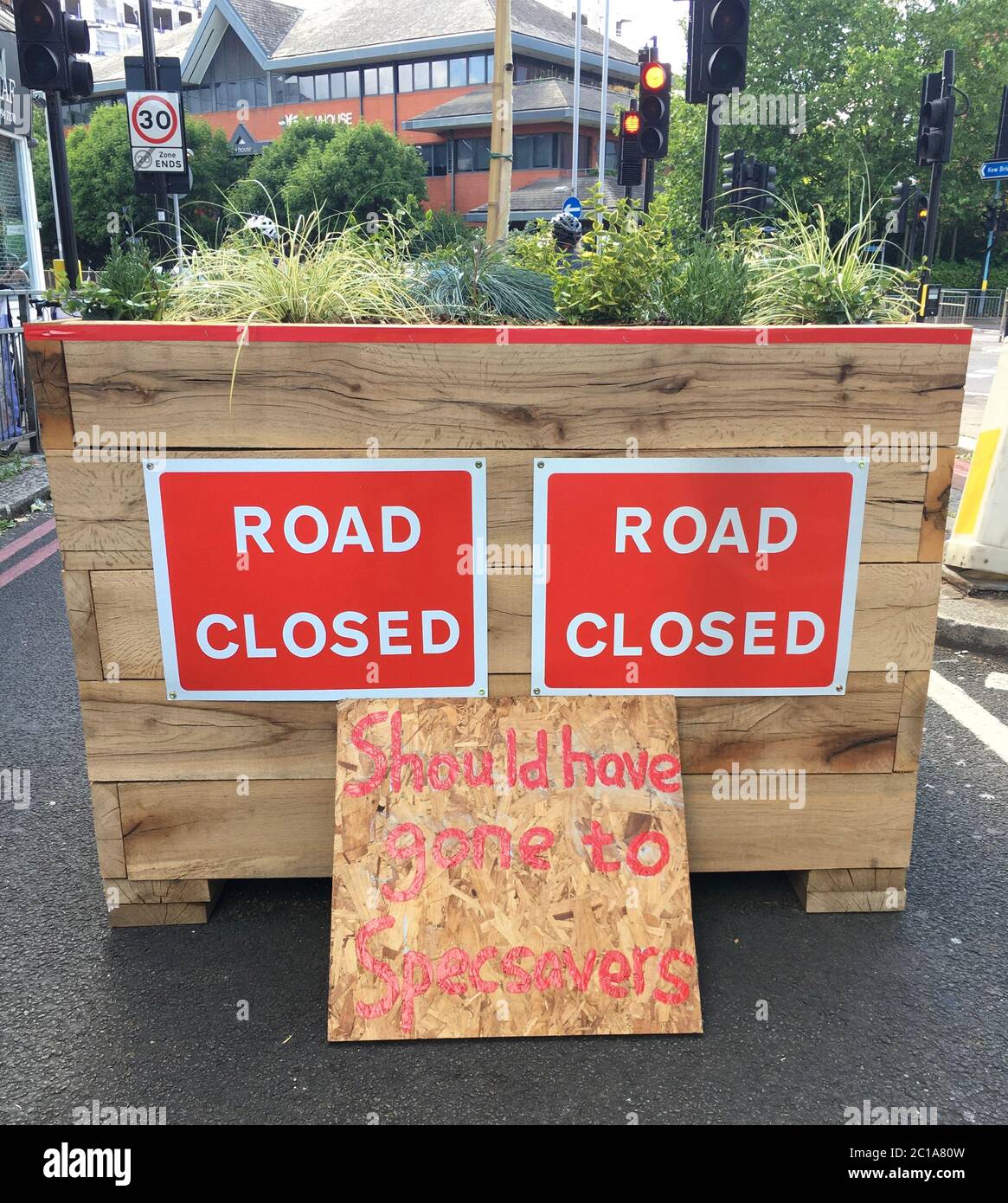 Road closure sign hi-res stock photography and images - Alamy