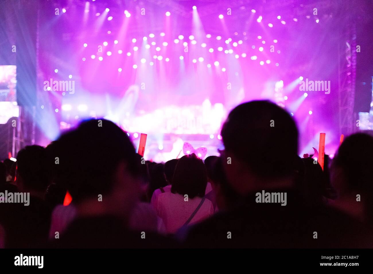 People at concert hi-res stock photography and images - Alamy