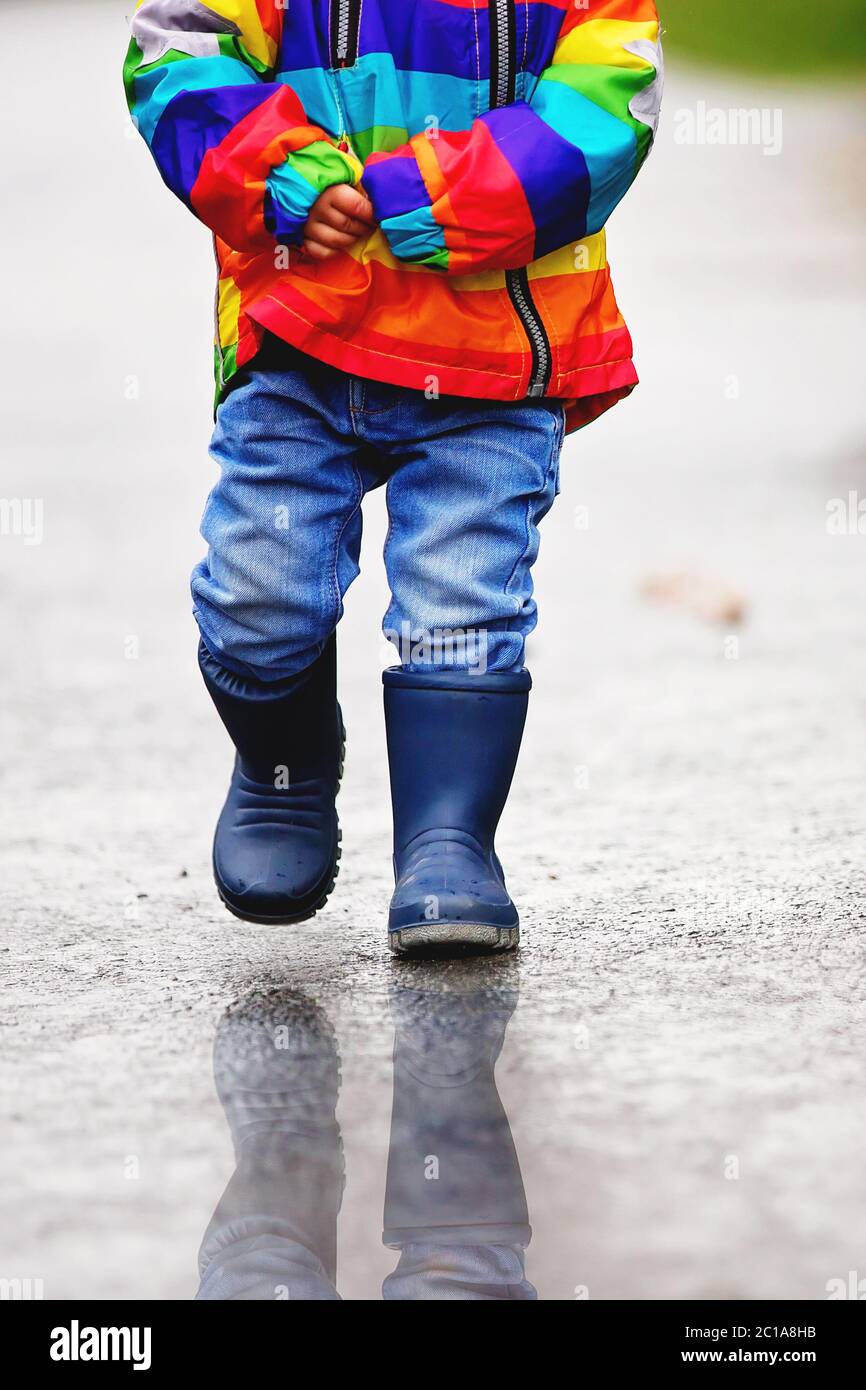 Kids enjoying rain hi-res stock photography and images - Alamy