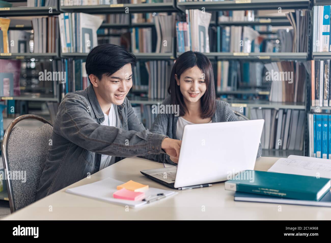Children sharing books library hi-res stock photography and images - Alamy