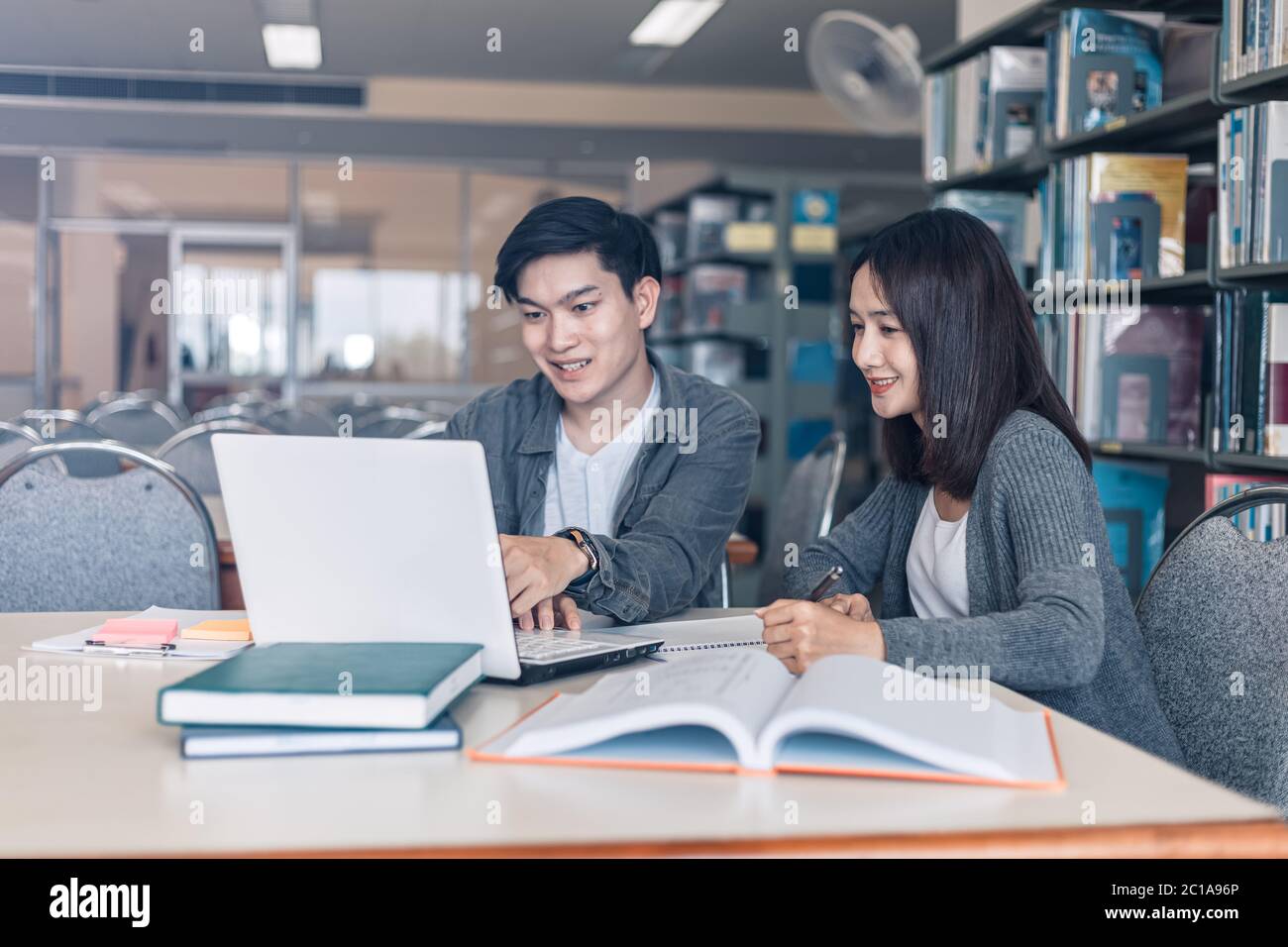 Children sharing books library hi-res stock photography and images - Alamy