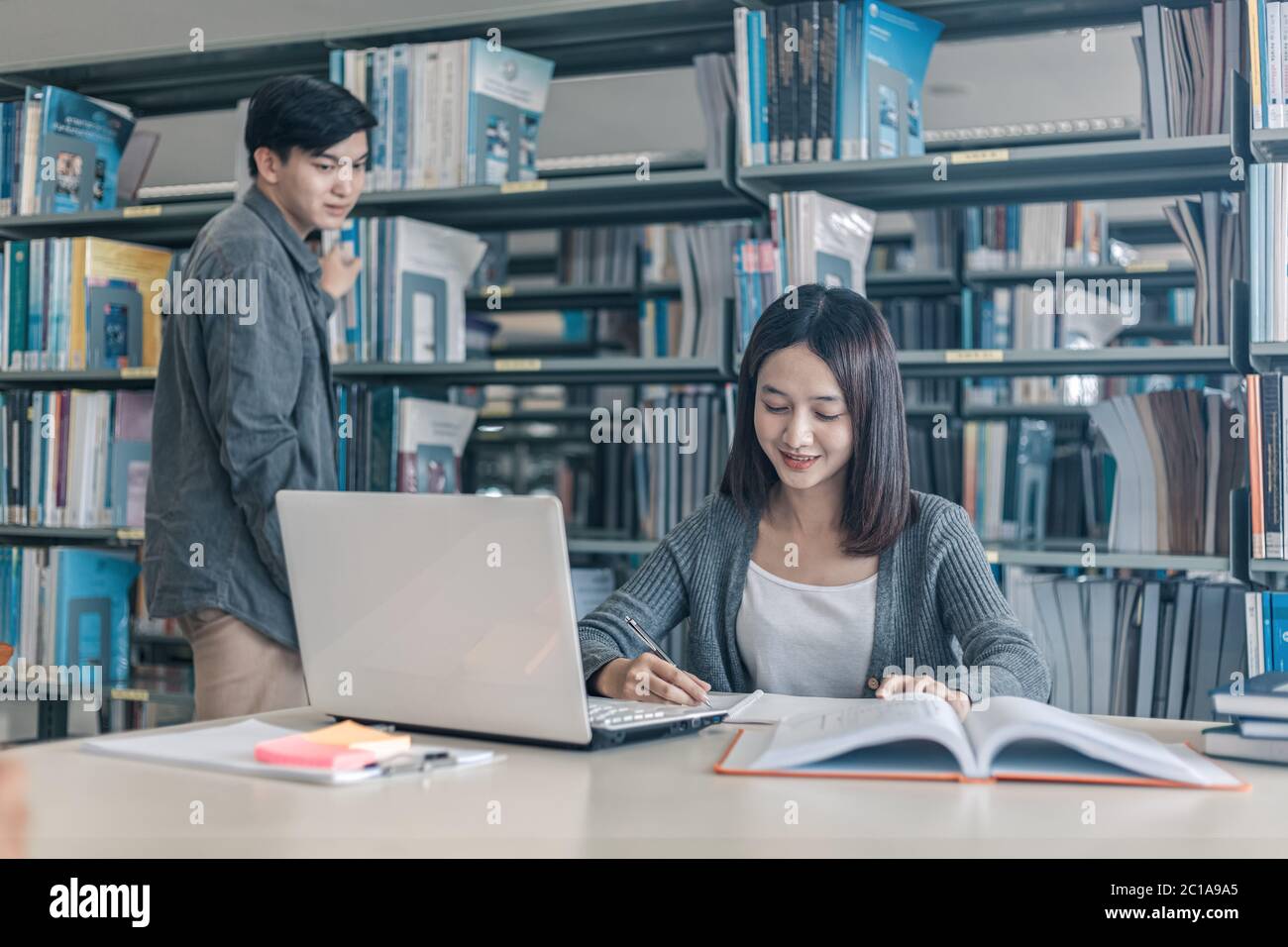 Children sharing books library hi-res stock photography and images - Alamy