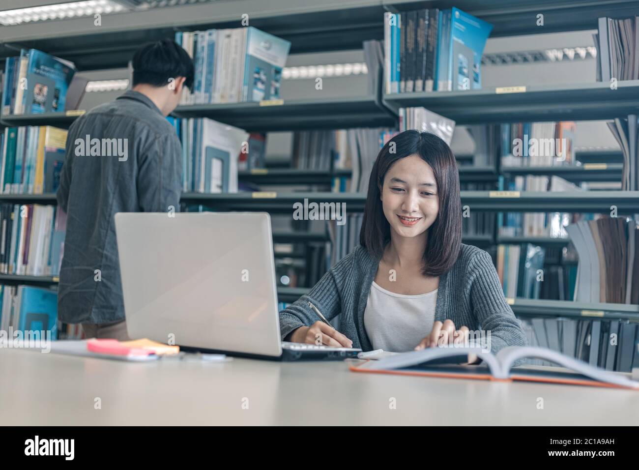 Children sharing books library hi-res stock photography and images - Alamy