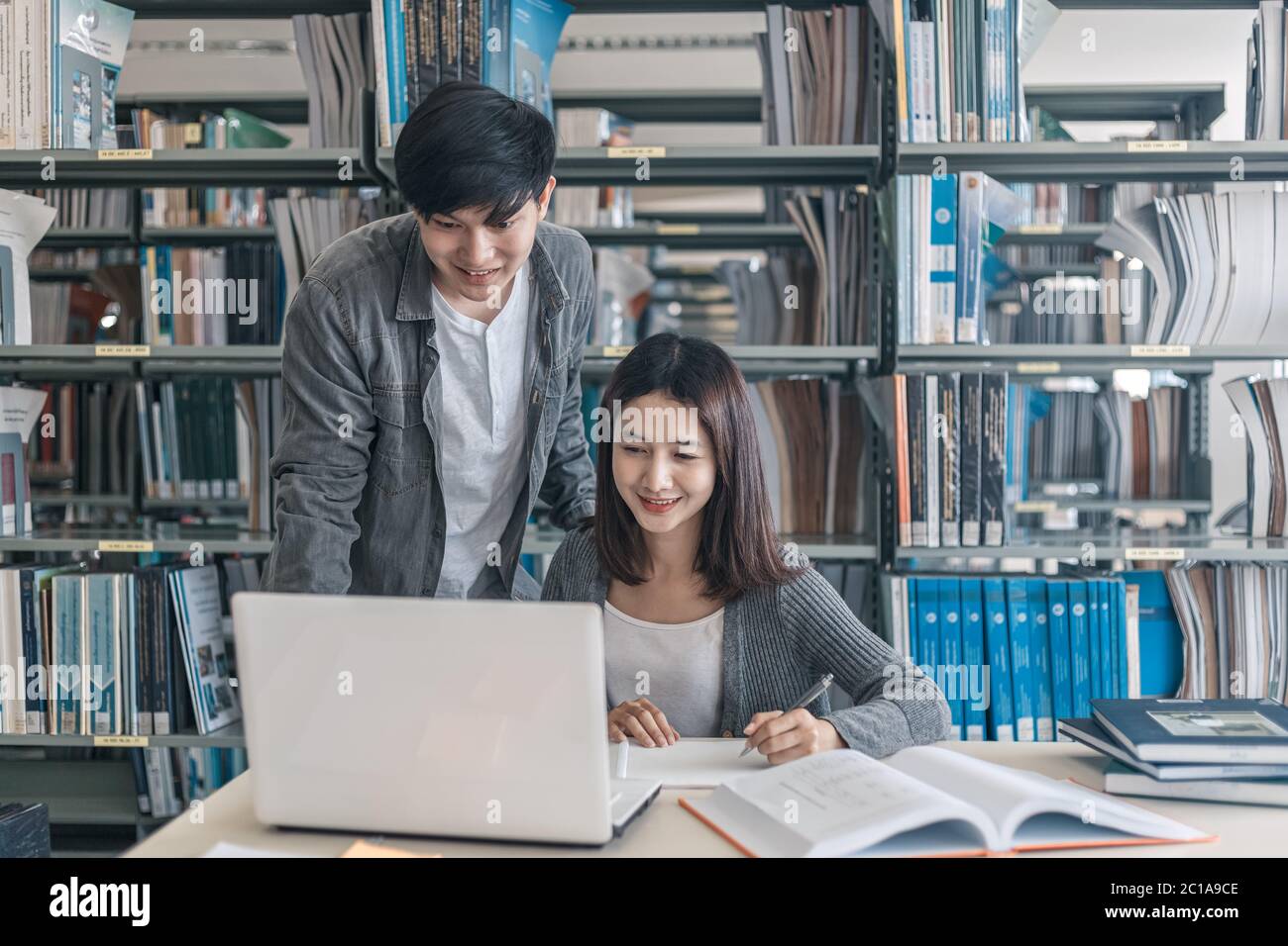 Children sharing books library hi-res stock photography and images - Alamy