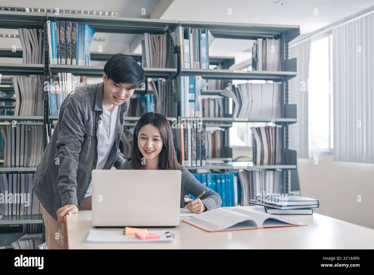 Children sharing books library hi-res stock photography and images - Alamy