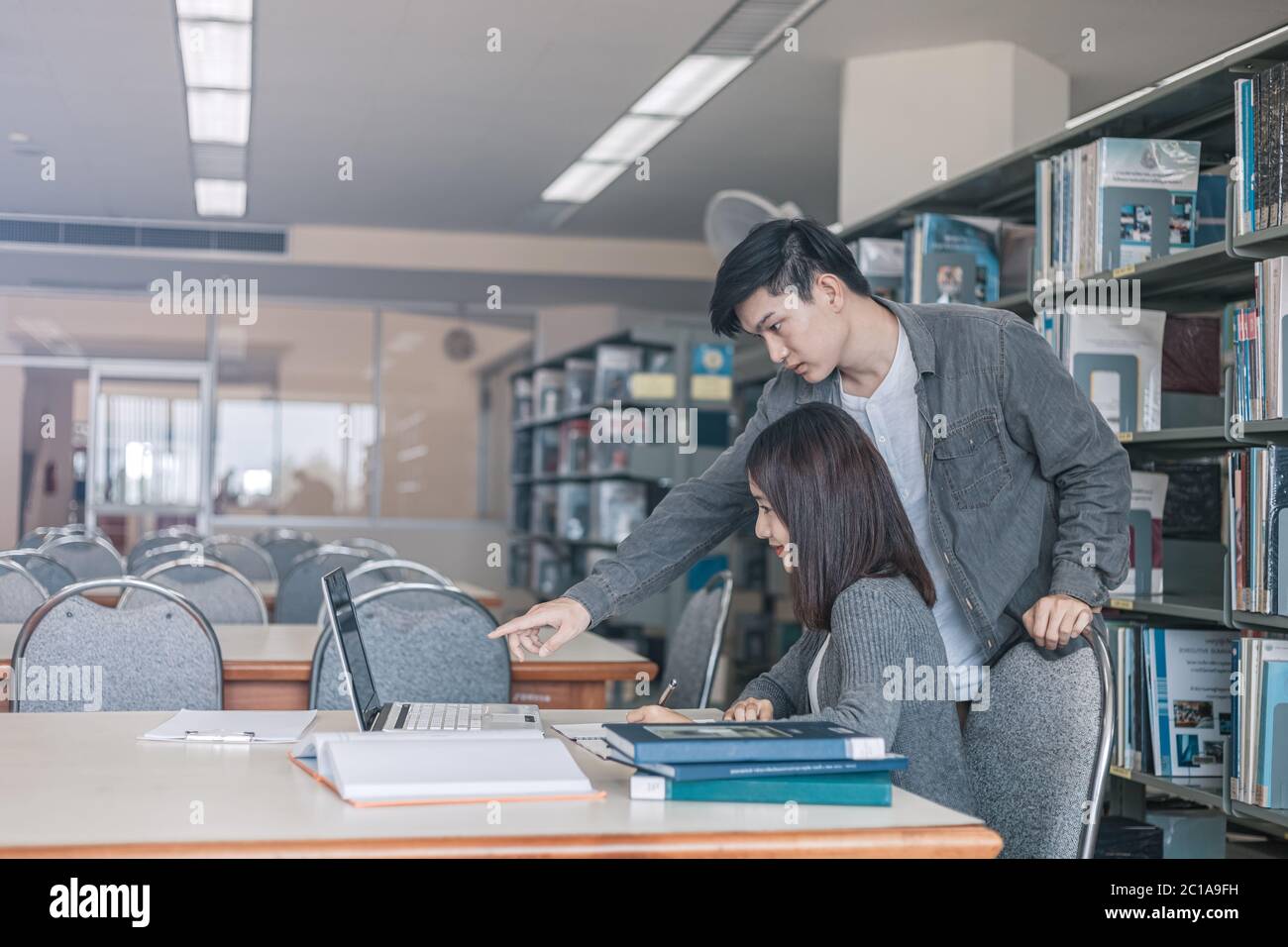Children sharing books library hi-res stock photography and images - Alamy