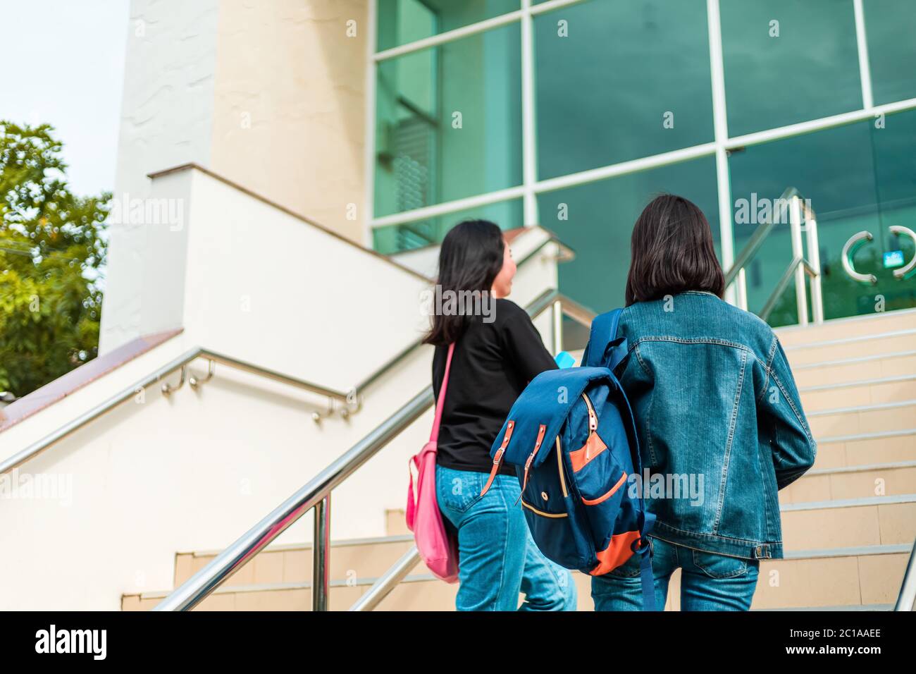 College students walking up steps hi-res stock photography and images ...