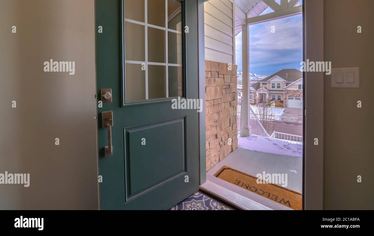 Looking out of open front door hi-res stock photography and images - Alamy
