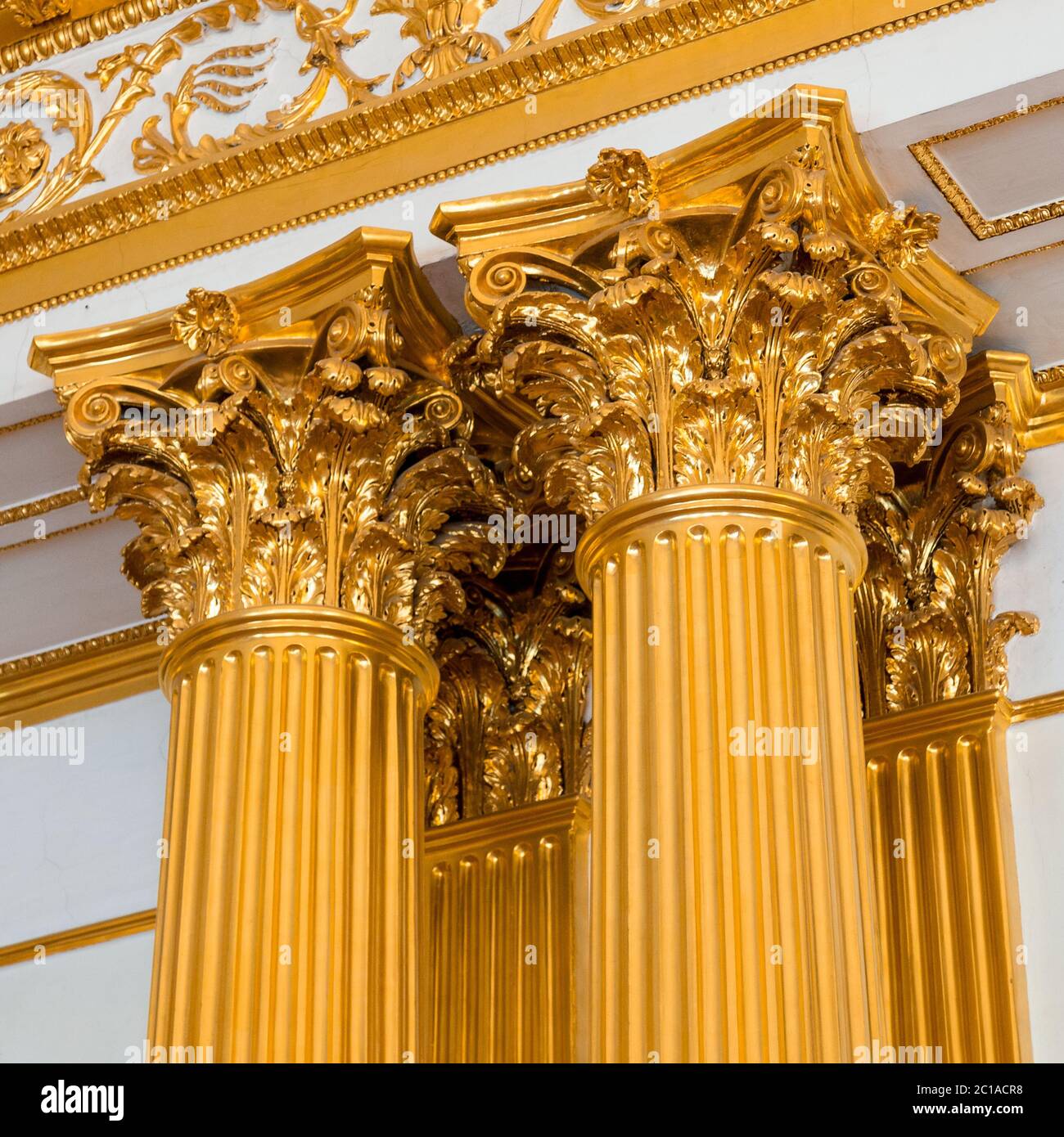 Greek style white house columns hi-res stock photography and images - Alamy