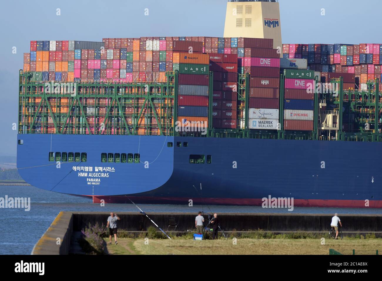 HMM Algeciras, the largest container ship on earth, and the biggest ...