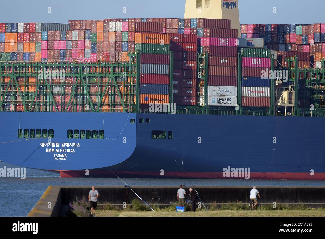 HMM Algeciras, the largest container ship on earth, and the biggest ...