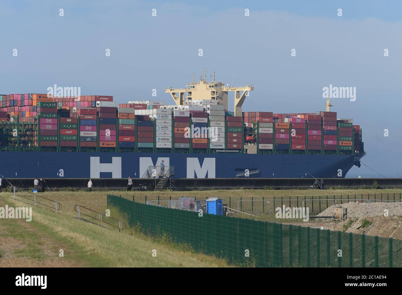 HMM Algeciras, the largest container ship on earth, and the biggest ...