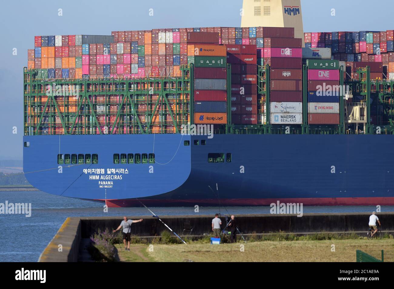 HMM Algeciras, the largest container ship on earth, and the biggest ...
