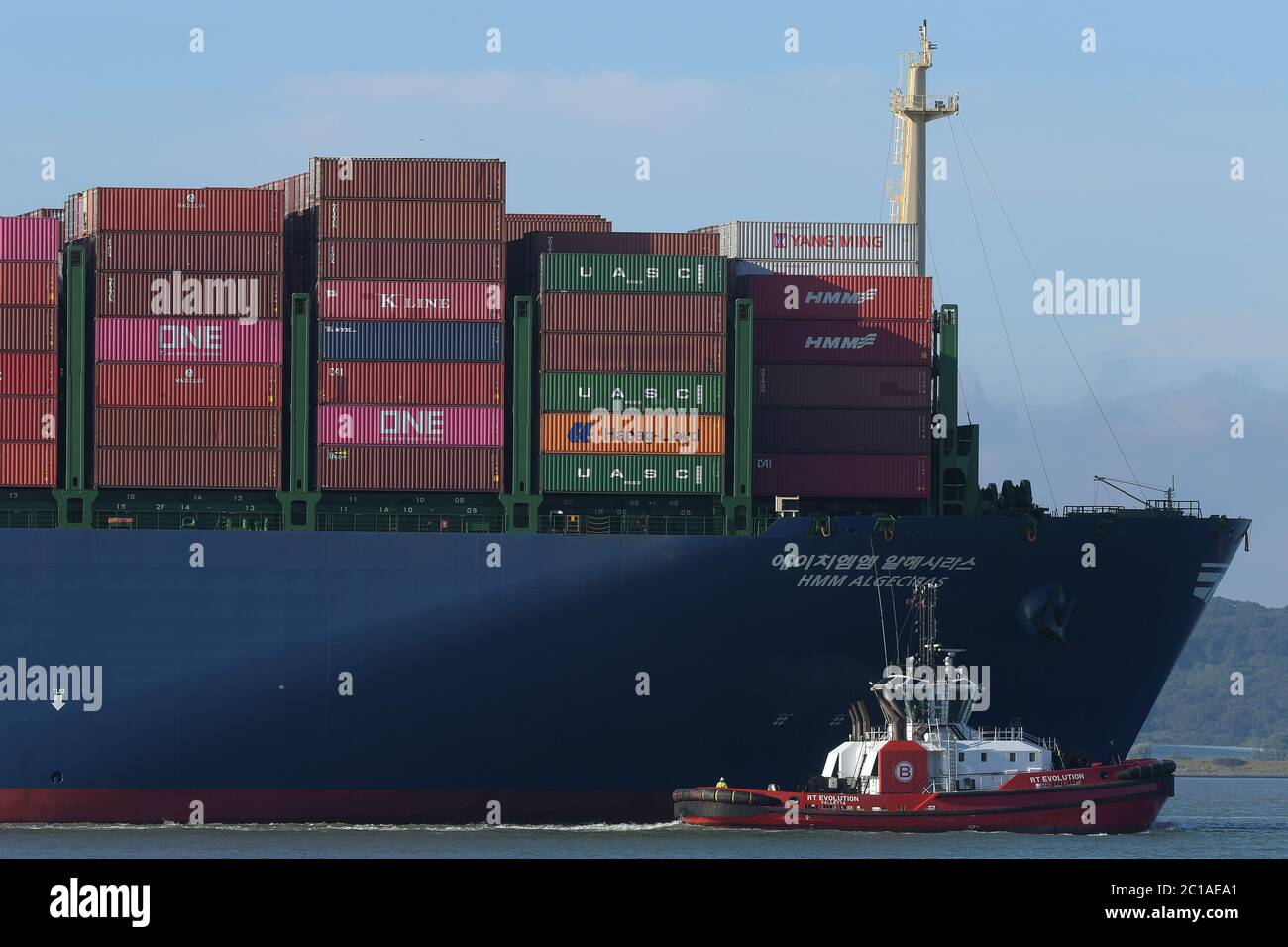 HMM Algeciras, the largest container ship on earth, and the biggest ...