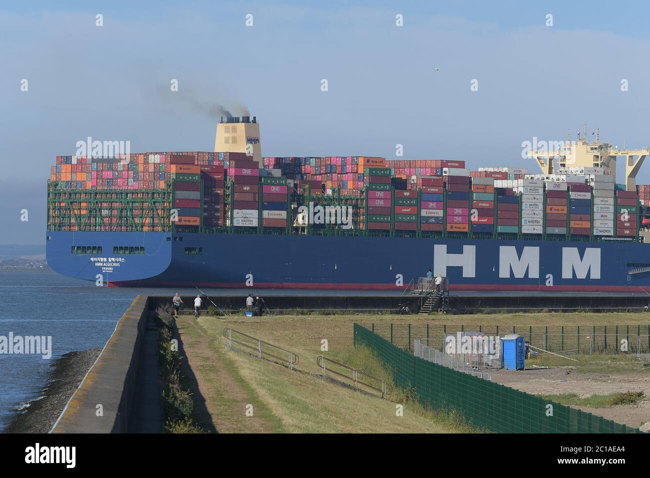 HMM Algeciras, the largest container ship on earth, and the biggest ...