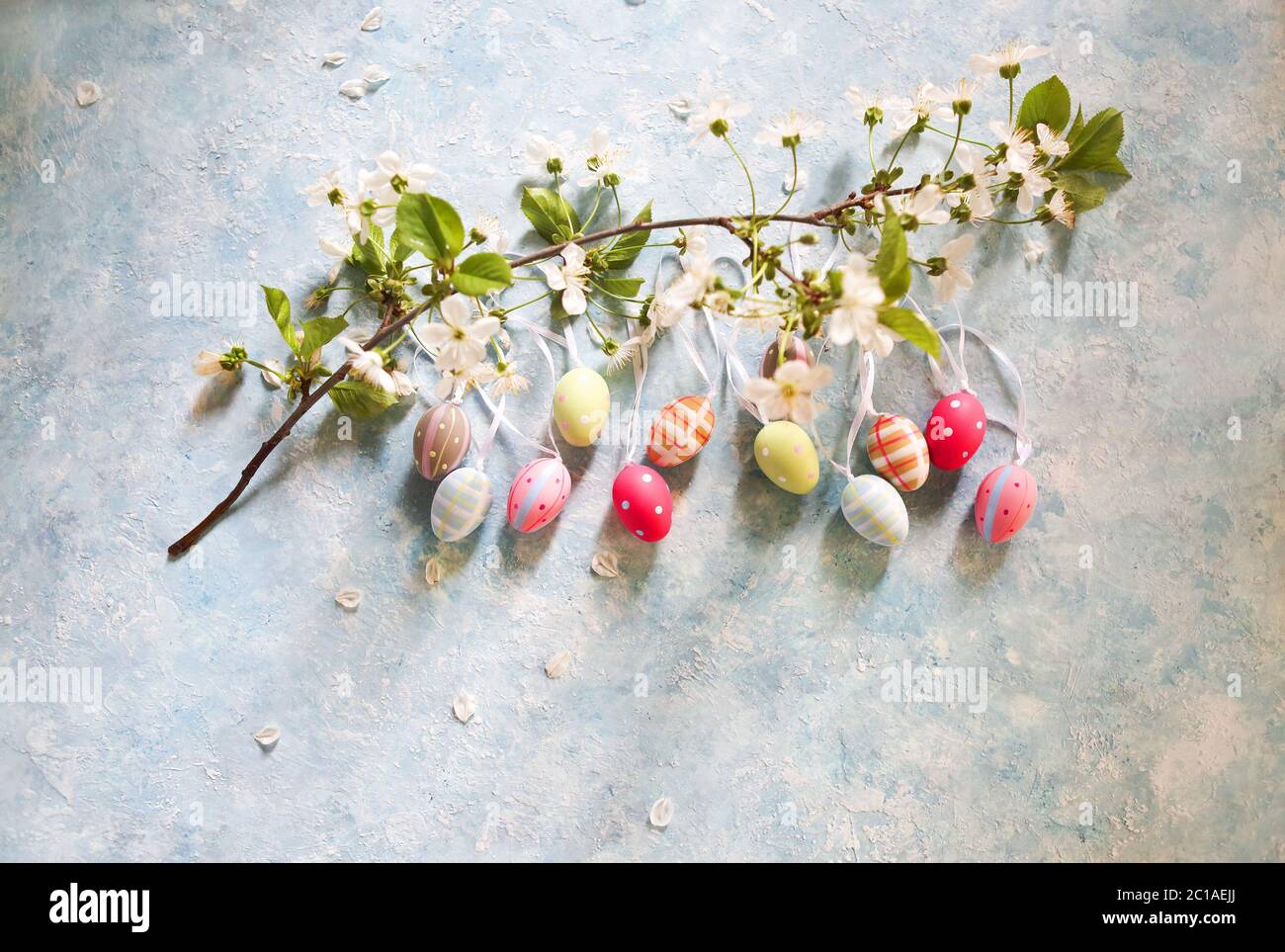 Easter background with Easter eggs and spring flowers Stock Photo - Alamy