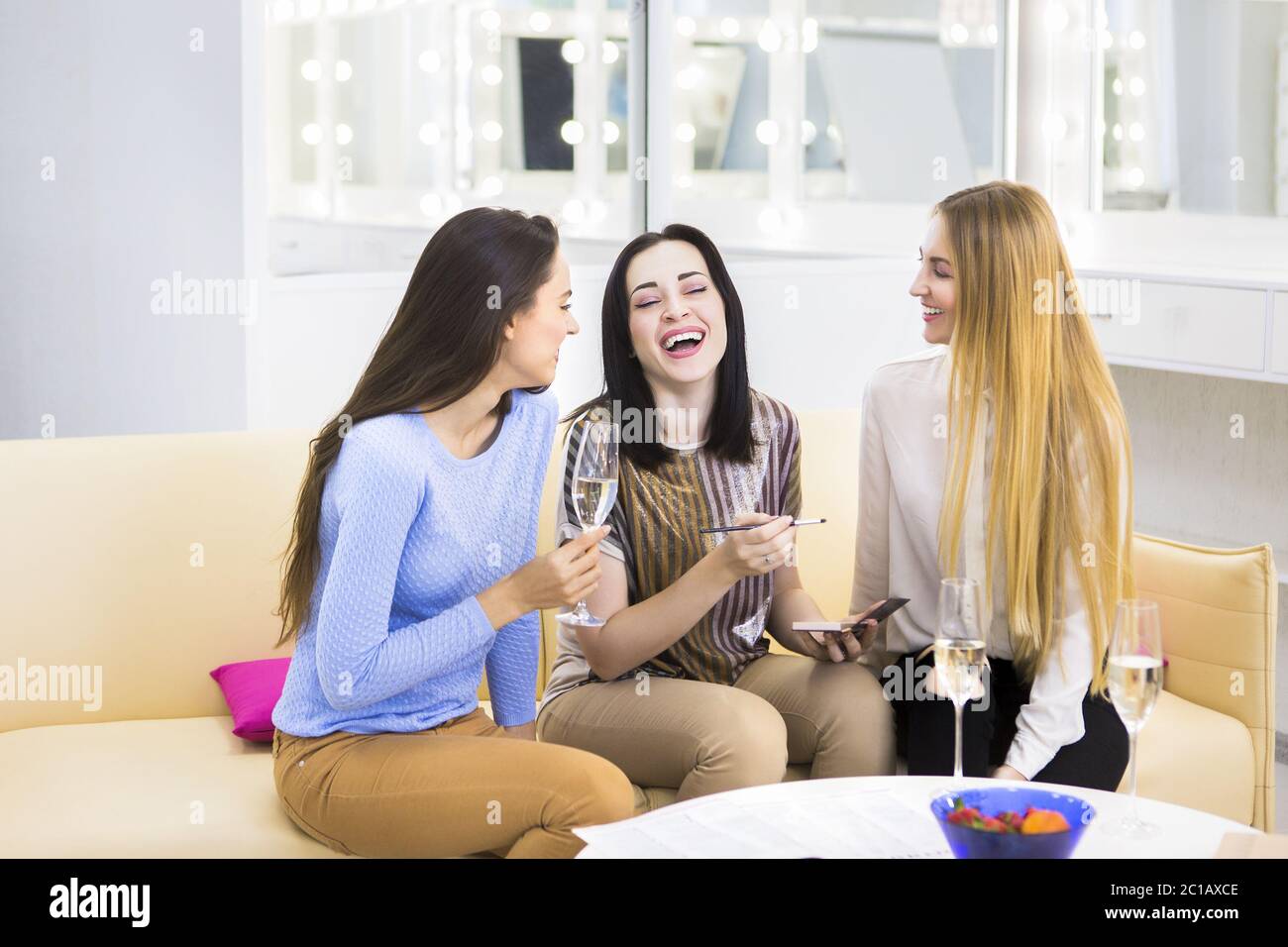 Girls drinking champagne hi-res stock photography and images - Alamy