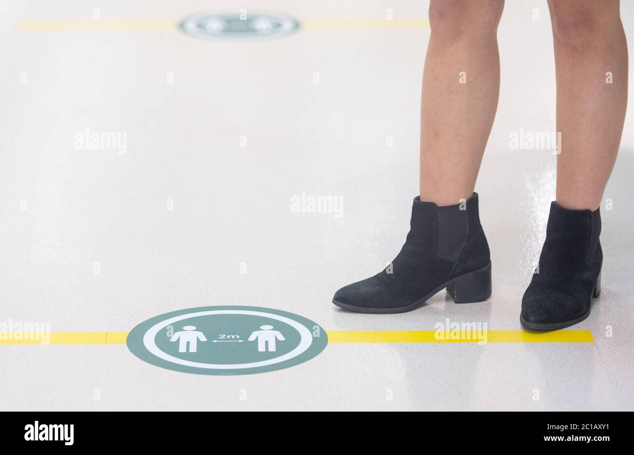 Social distancing signage marks hi-res stock photography and images - Alamy