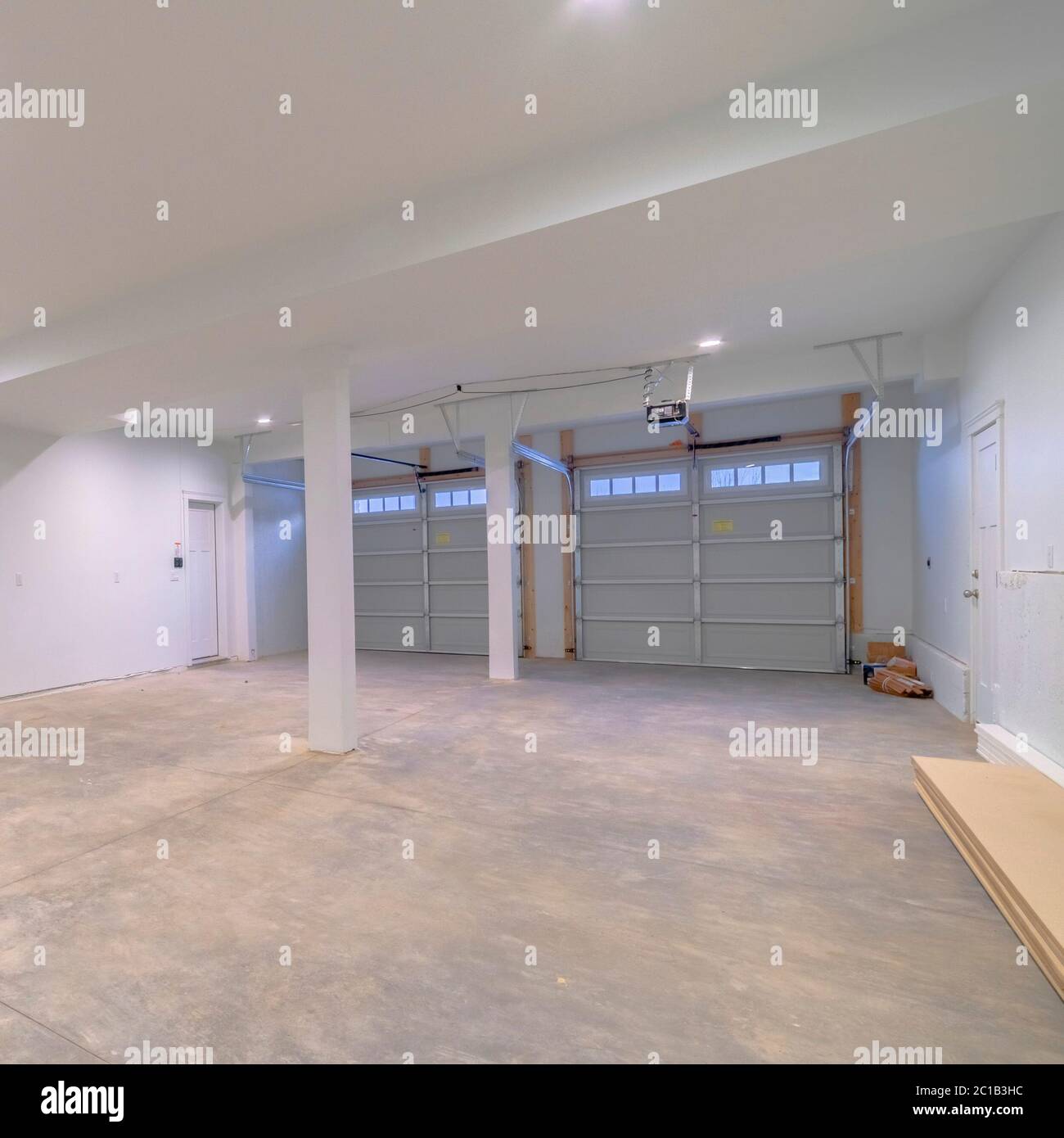 Garage interior empty doors hi-res stock photography and images - Alamy