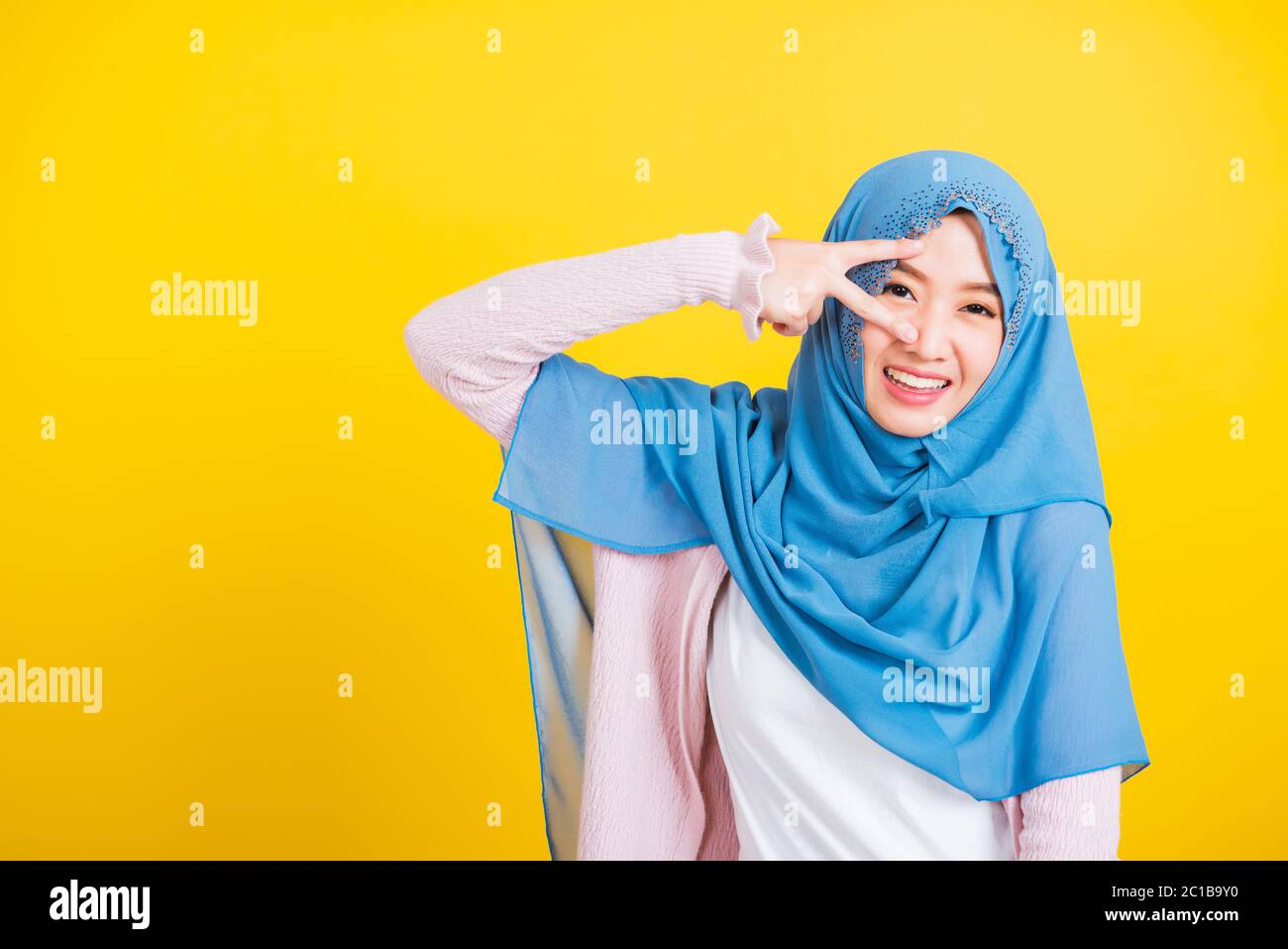 Asian Muslim Arab, Portrait of happy beautiful young woman Islam ...