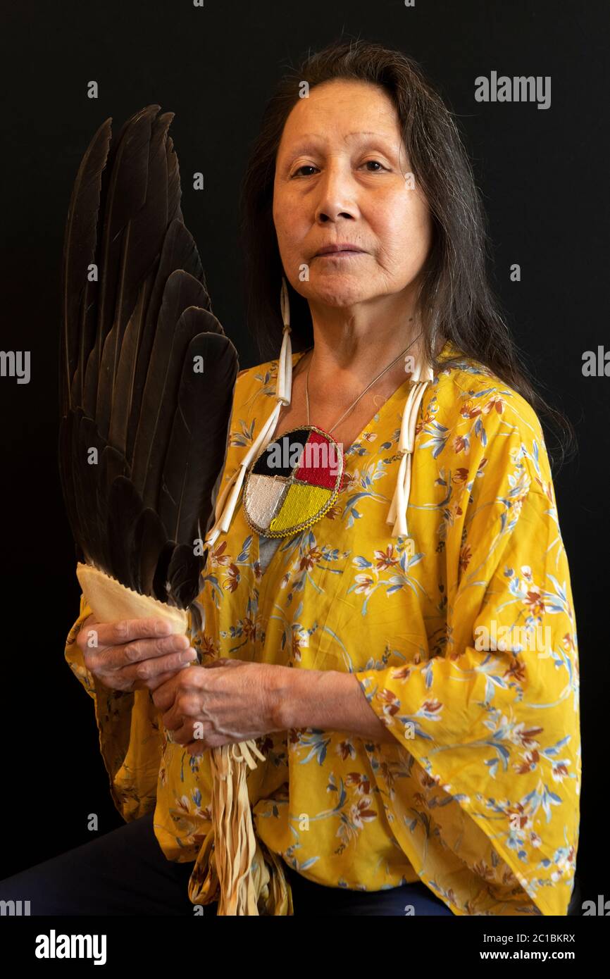 Native american woman and horse hi-res stock photography and images - Alamy
