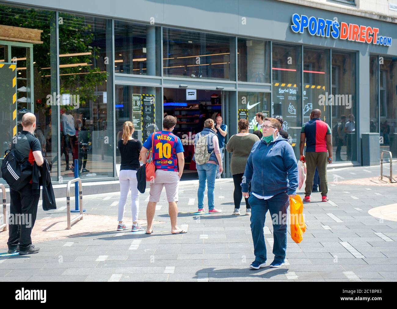 Non essential shops and stores re-open after cxoronavirus Covid-19 ...