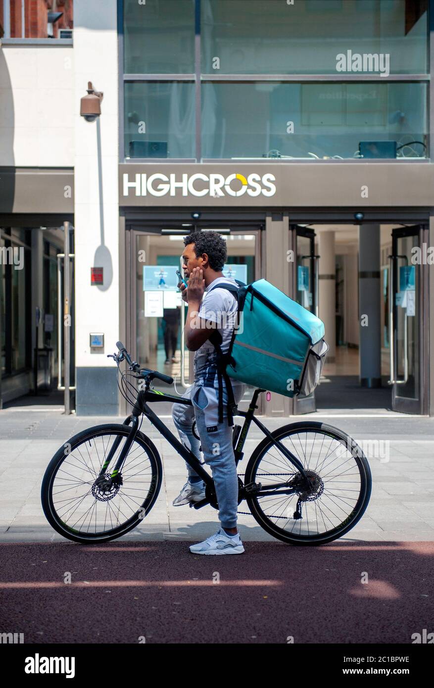 Deliveroo cyclist courier Stock Photo - Alamy