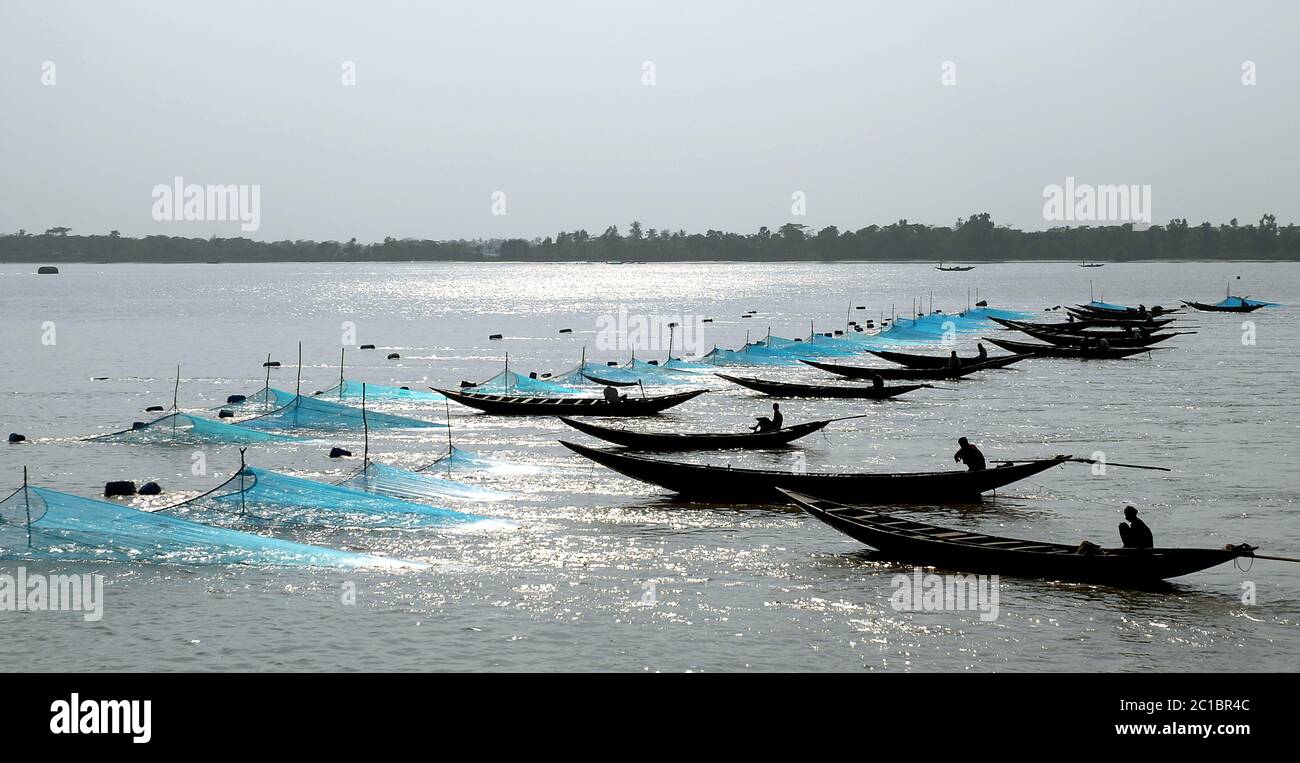 Bangladeshi fishermen fishing hi-res stock photography and images - Alamy