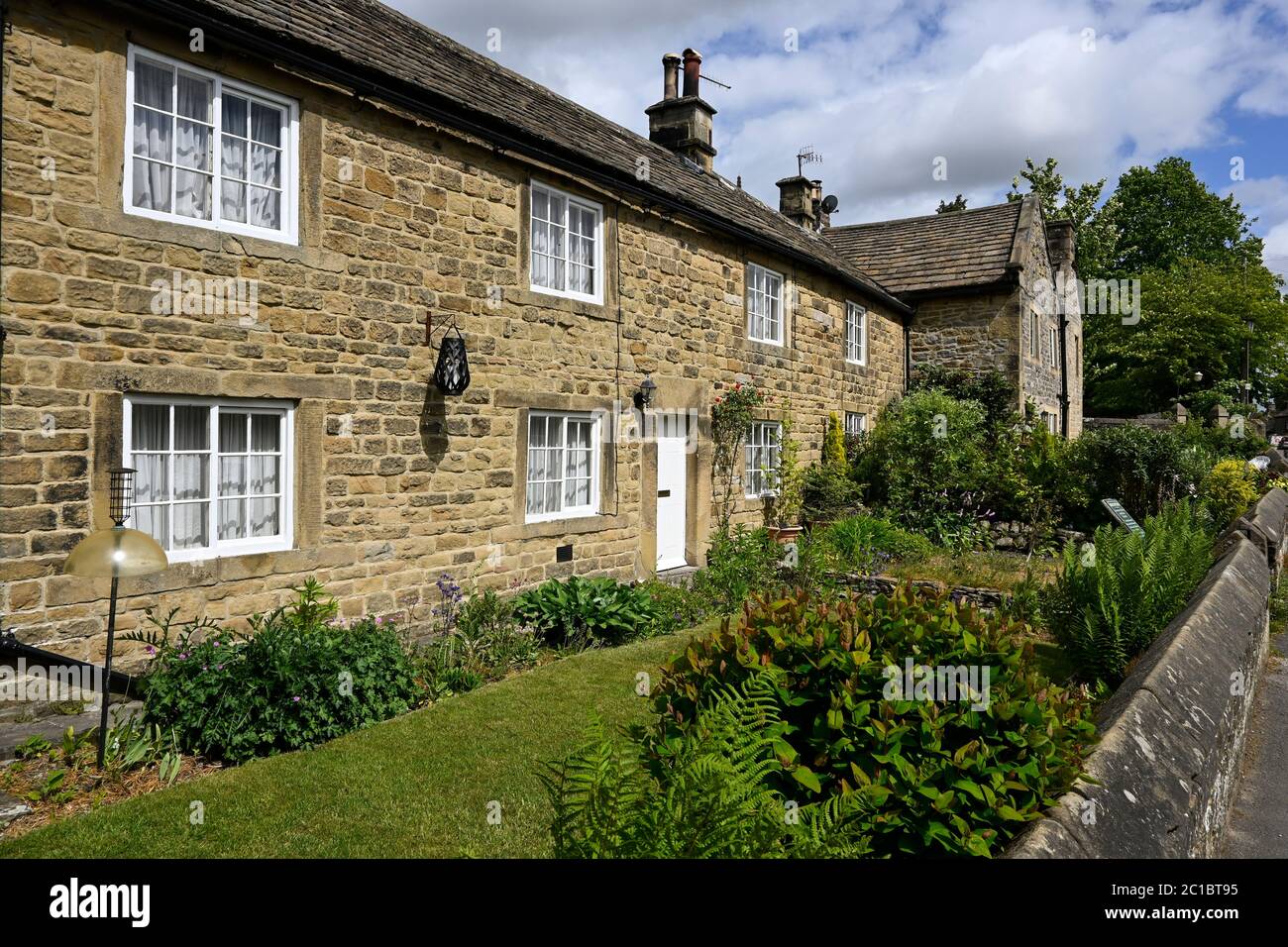 The village of eyam in derbyshire hi-res stock photography and images ...