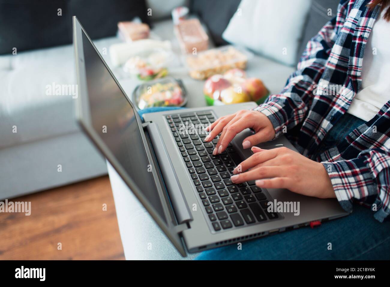 Woman orders food hi-res stock photography and images - Alamy