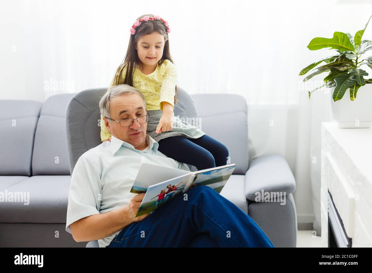 Grandparents watching photo album hi-res stock photography and images ...