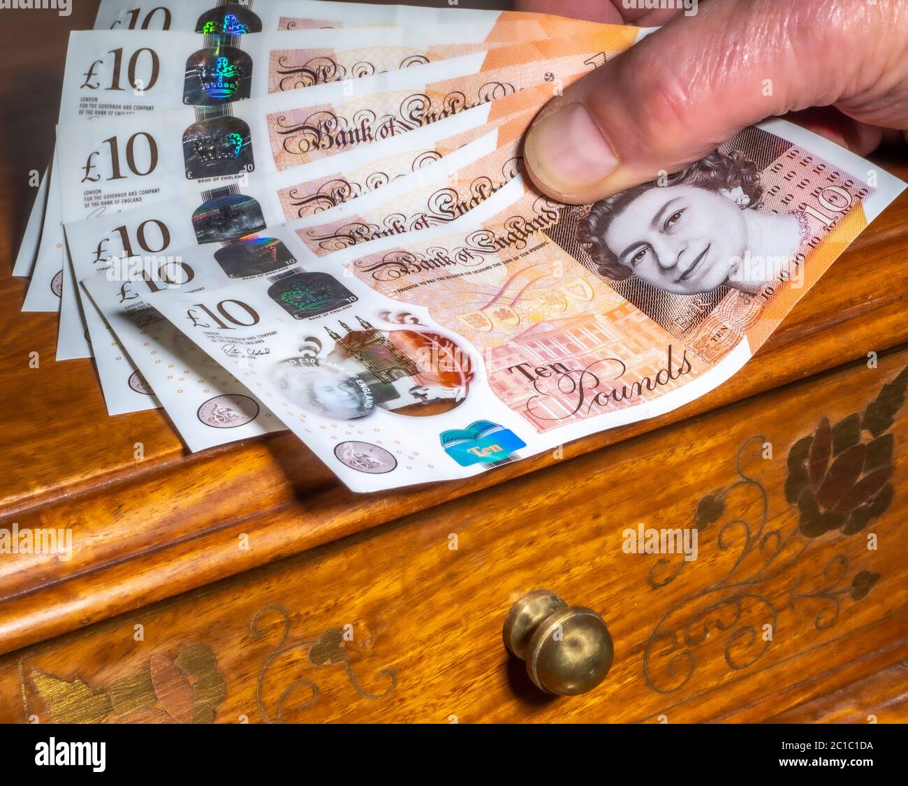 Thumb holding british pound notes hi-res stock photography and images ...