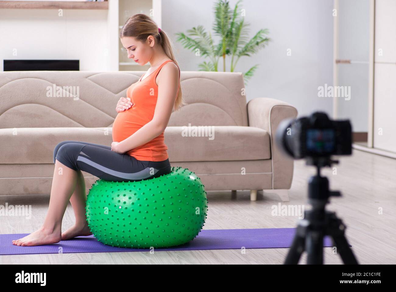 Pregnant woman recording video for blog and vlog Stock Photo - Alamy
