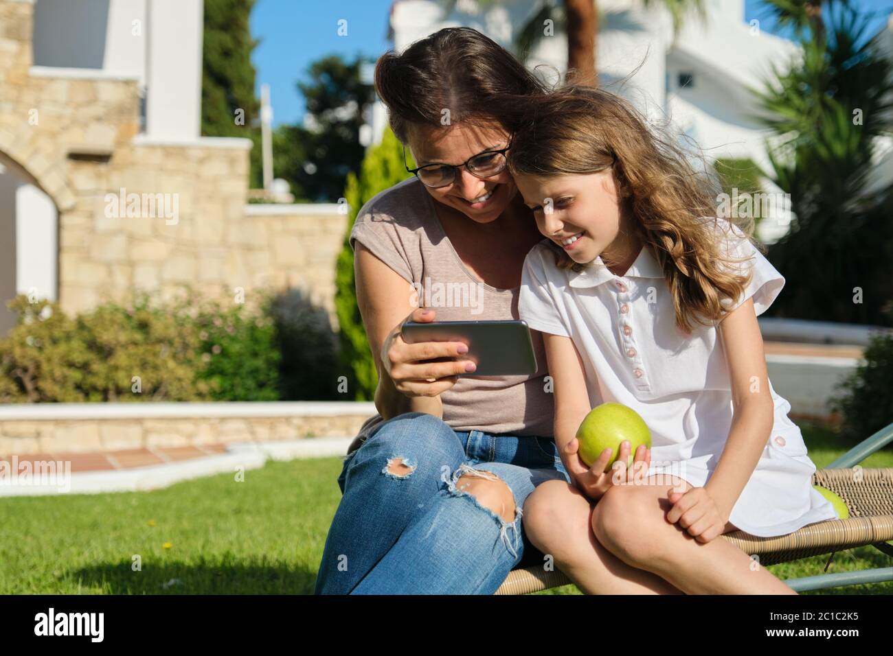 Mom calling phone screen hi-res stock photography and images - Alamy