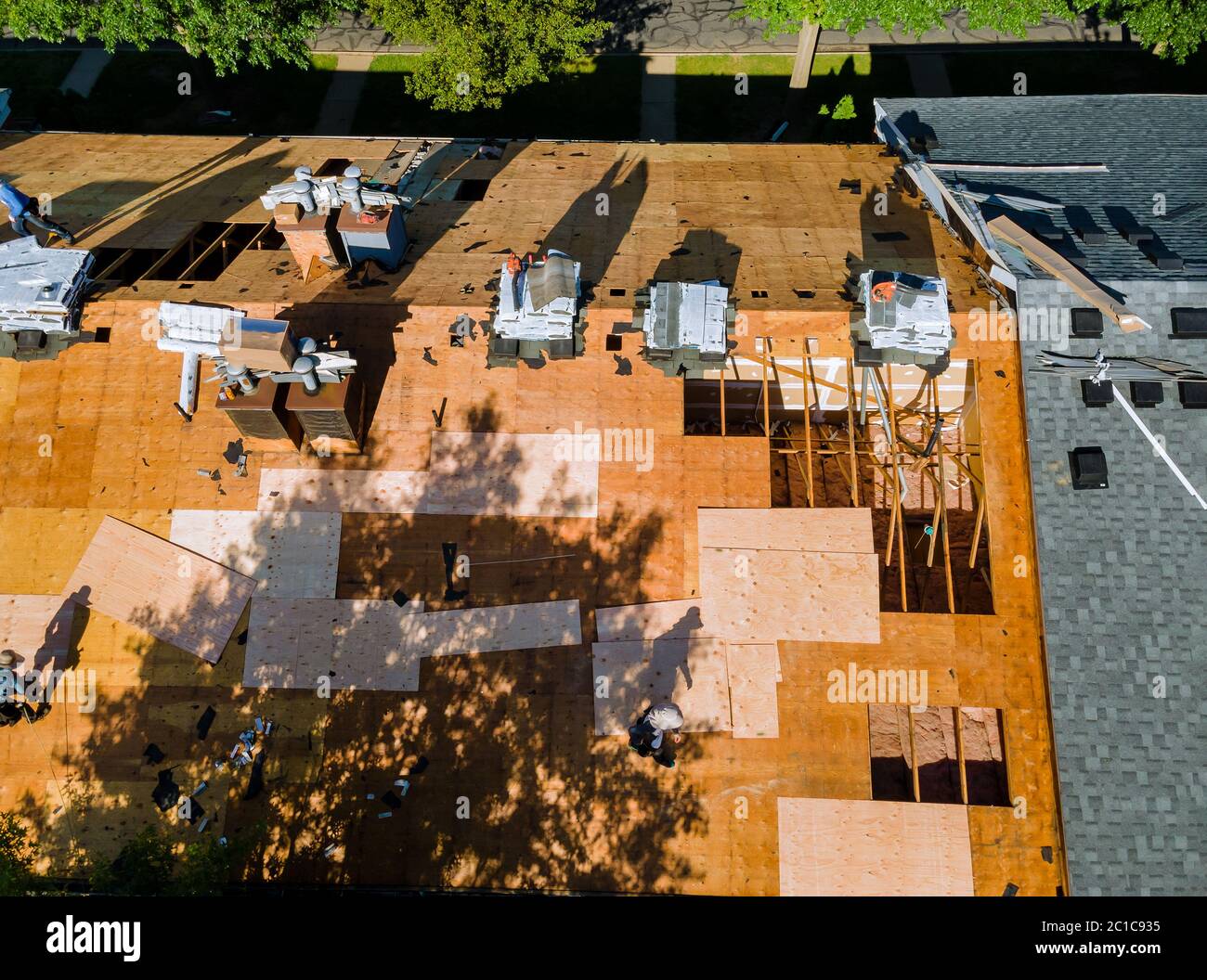 Worker fixing roof construction hi-res stock photography and images - Alamy