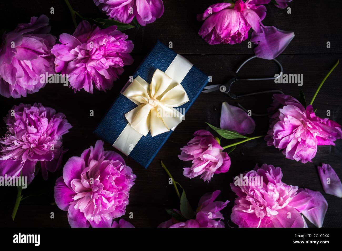 Gift box concept Stock Photo - Alamy