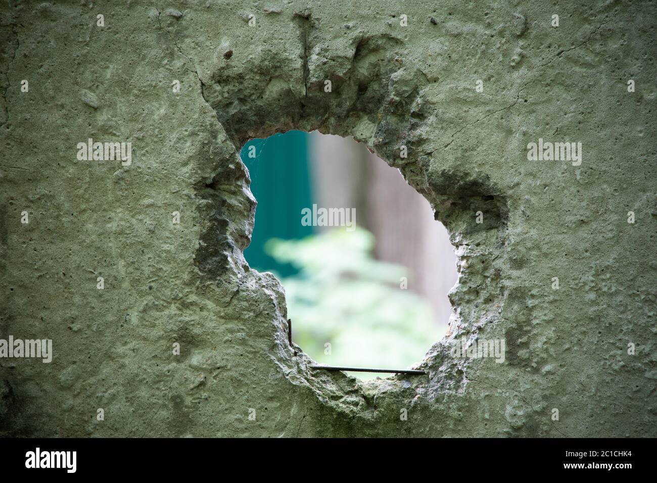 Hole in the concrete wall Stock Photo - Alamy