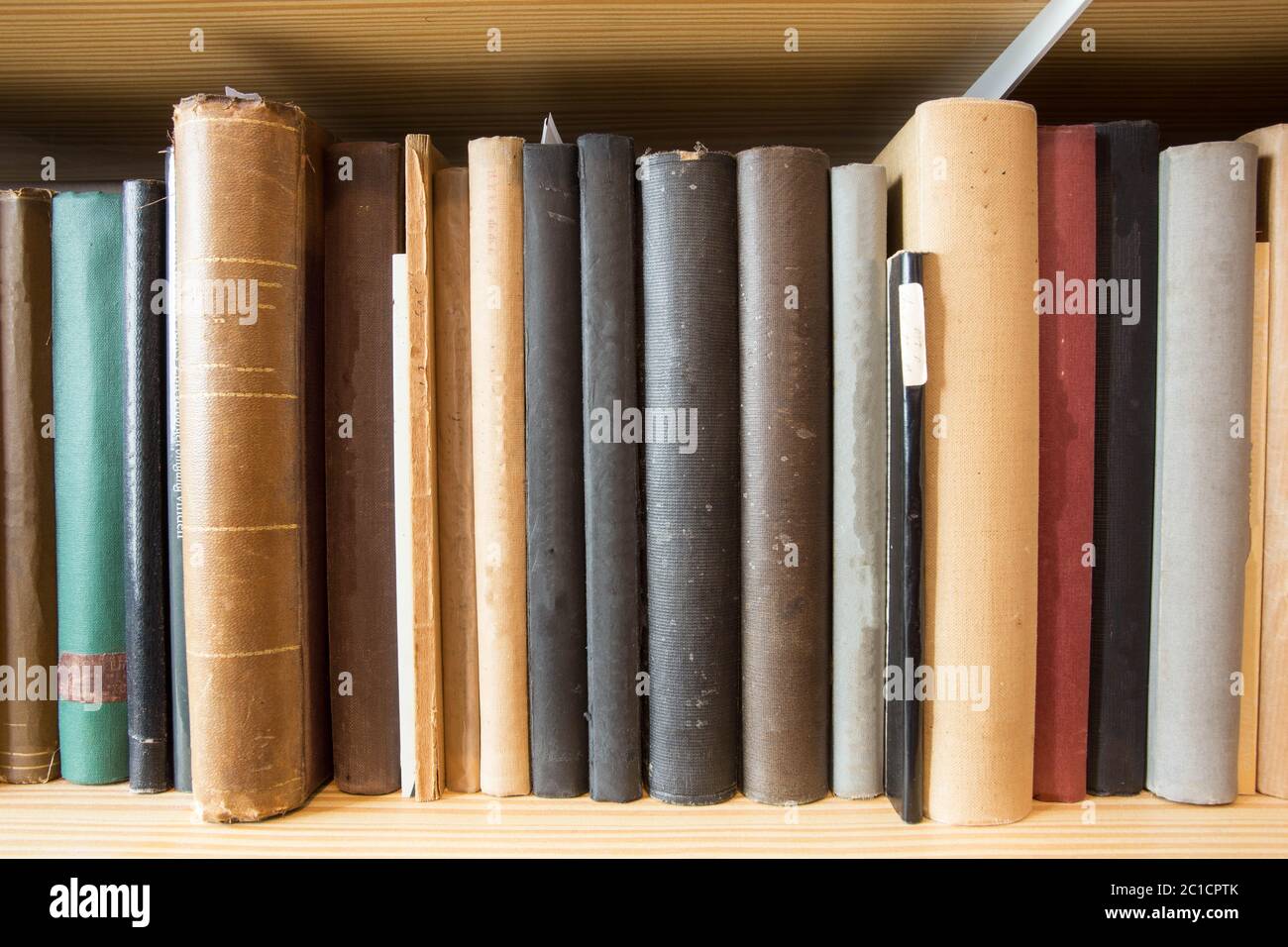 Pile of books in a library hi-res stock photography and images - Alamy
