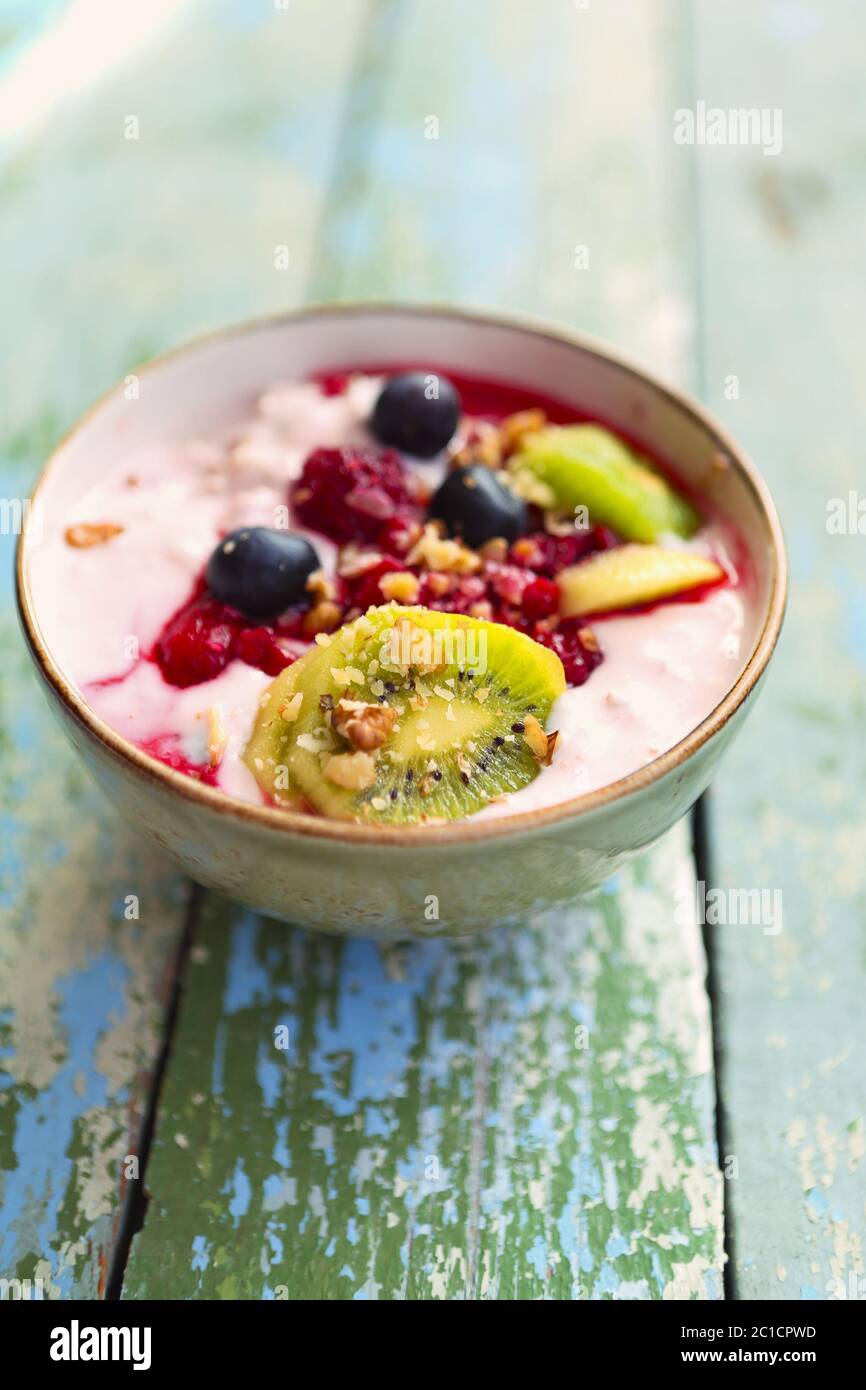 Cup of granola with yogurt and fruit Stock Photo - Alamy