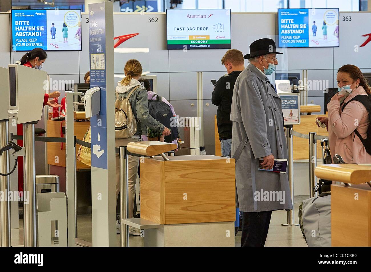 Airlines counter hi-res stock photography and images - Alamy